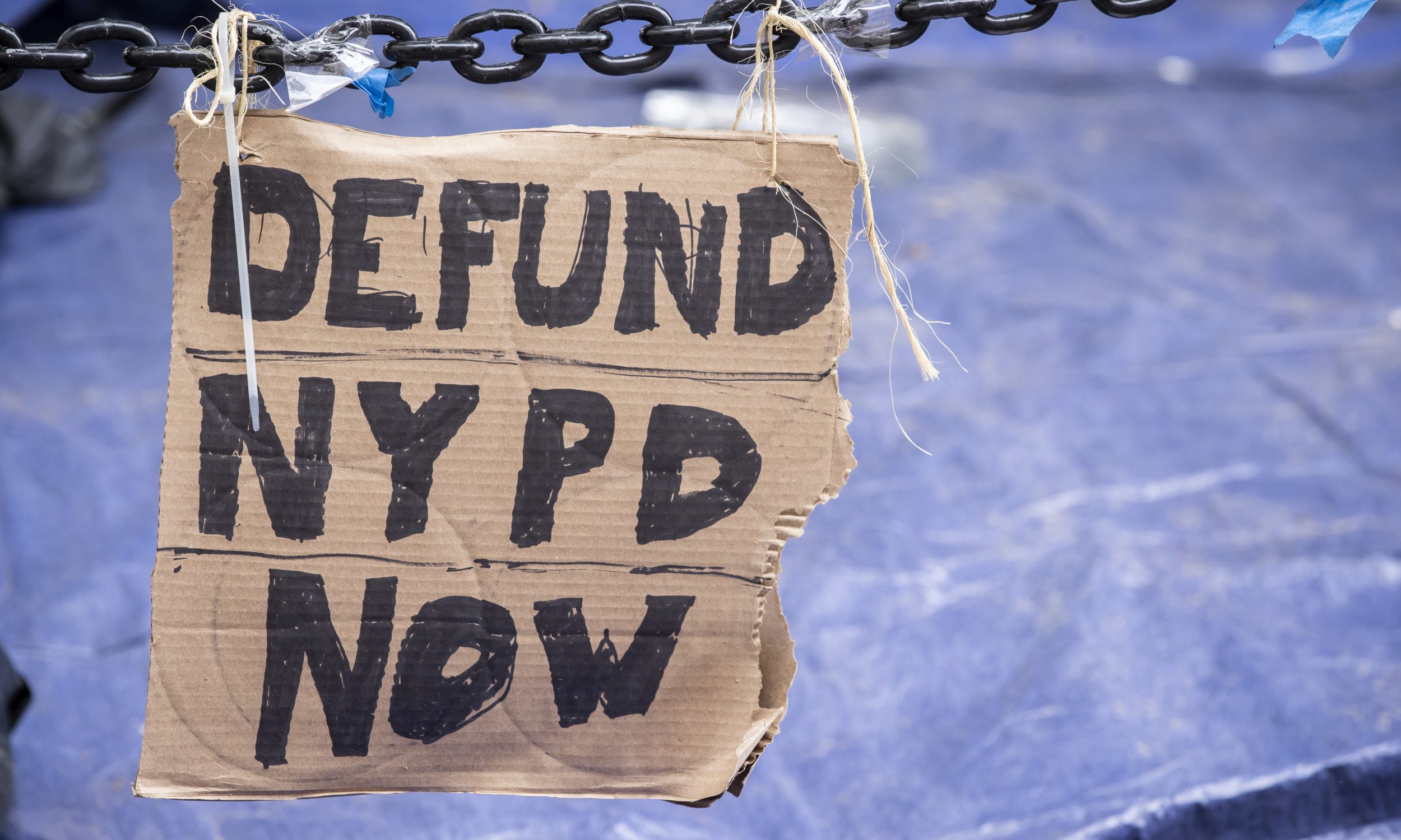 Nueva York desfinanció a la Policía y los crímenes de odio aumentaron ...